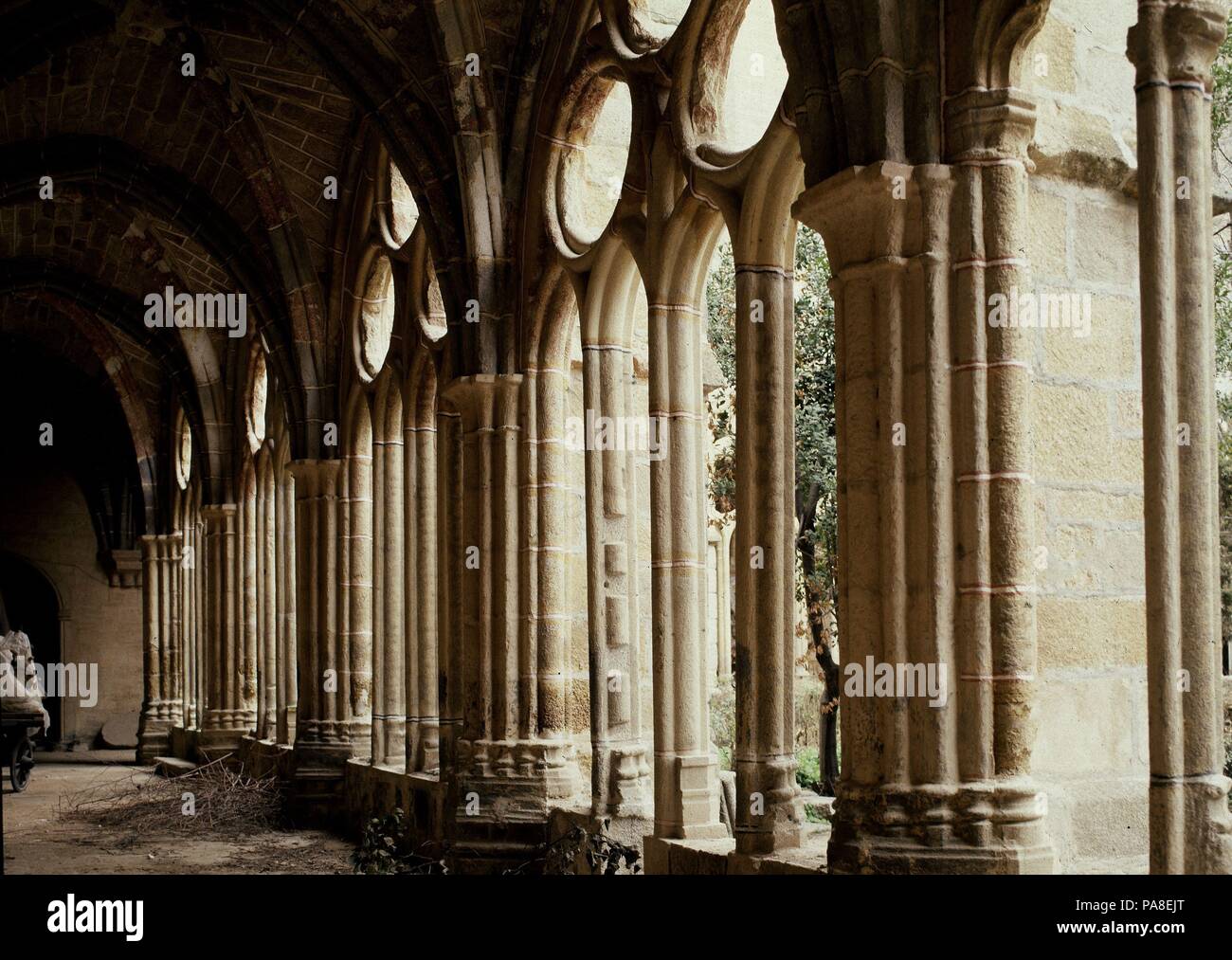 CLAUSTRO DE LA CATEDRAL DE AVILA - SIGLO XIV - GOTICO ESPAÑOL. Location ...