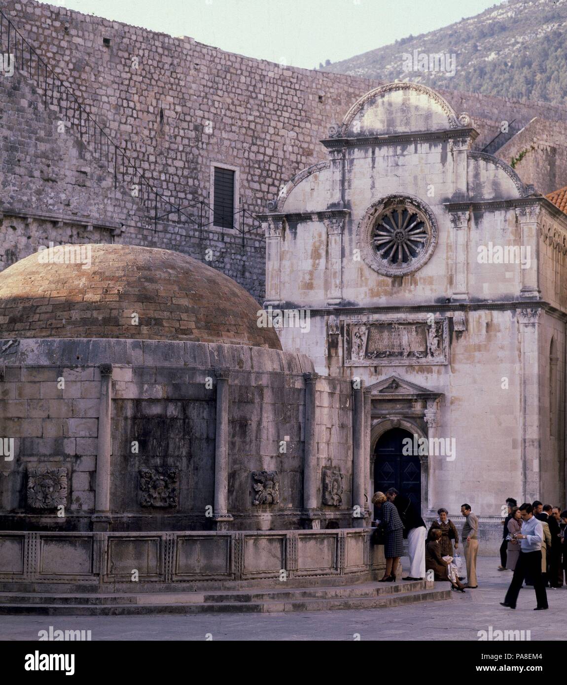 FUENTE DE ONOFRIO REALIZADA EN 1483 CON LA IGLESIA DE SAN SALVADOR AL ...