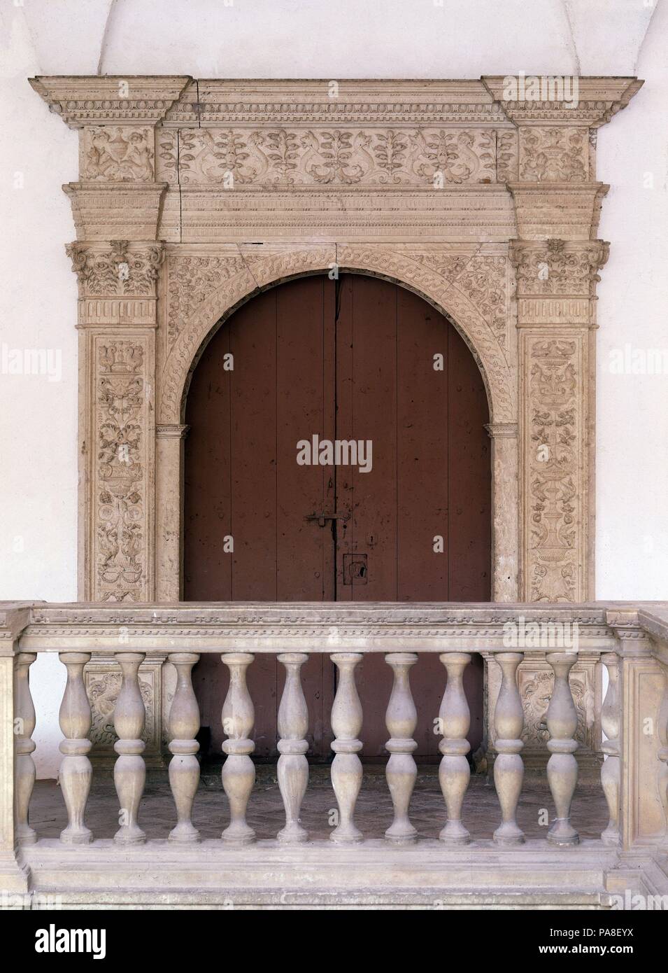 Portal superior del castillo hi-res stock photography and images - Alamy