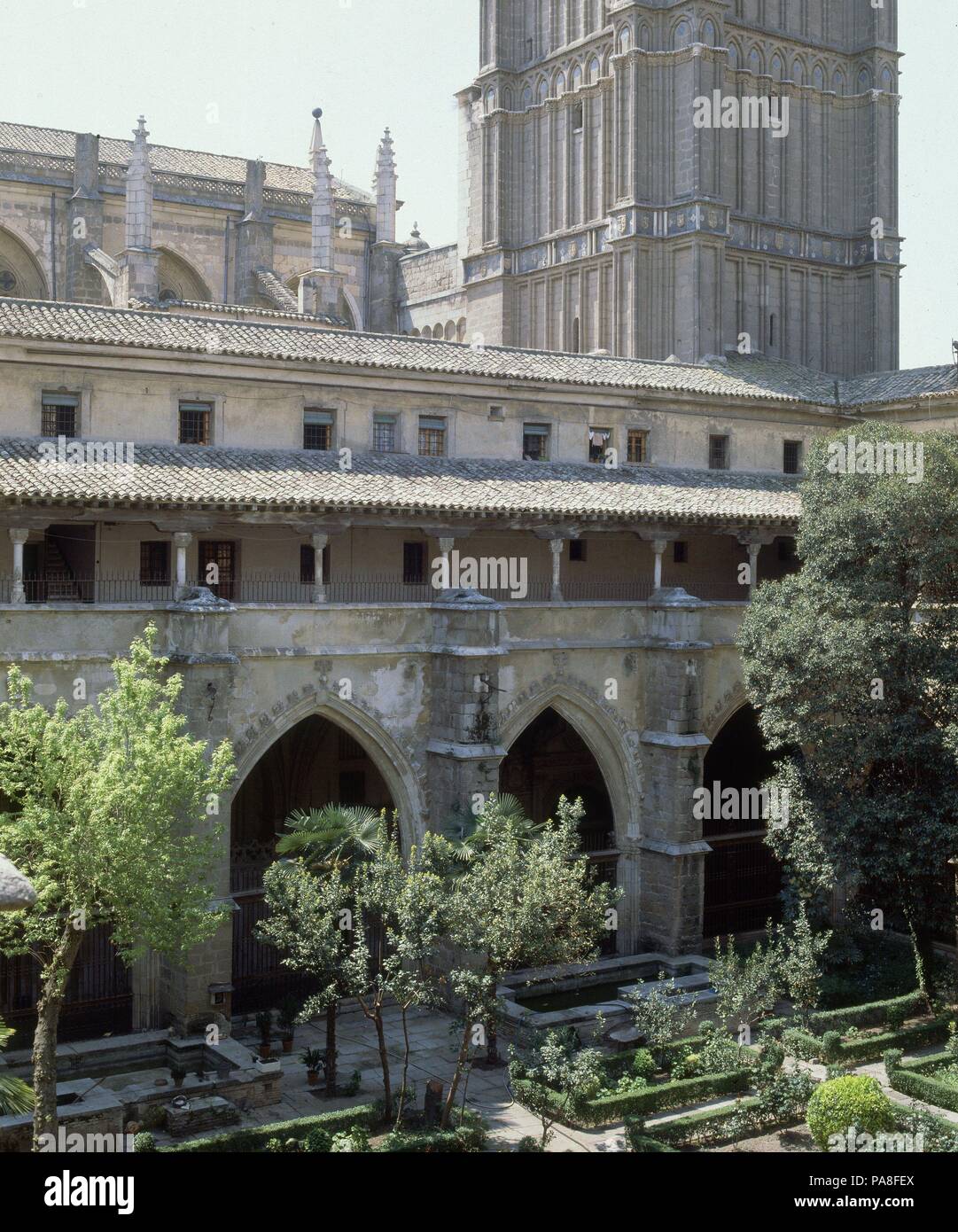 Claustro interior hi-res stock photography and images - Alamy