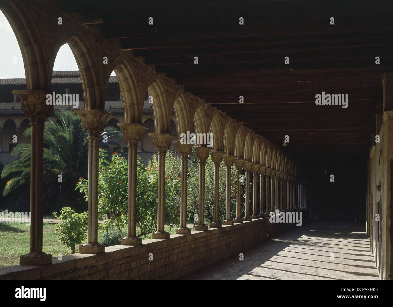 CLAUSTRO - INTERIOR DE LA GALERIA BAJA DEL CALUSTRO DEL MONASTERIO DE ...