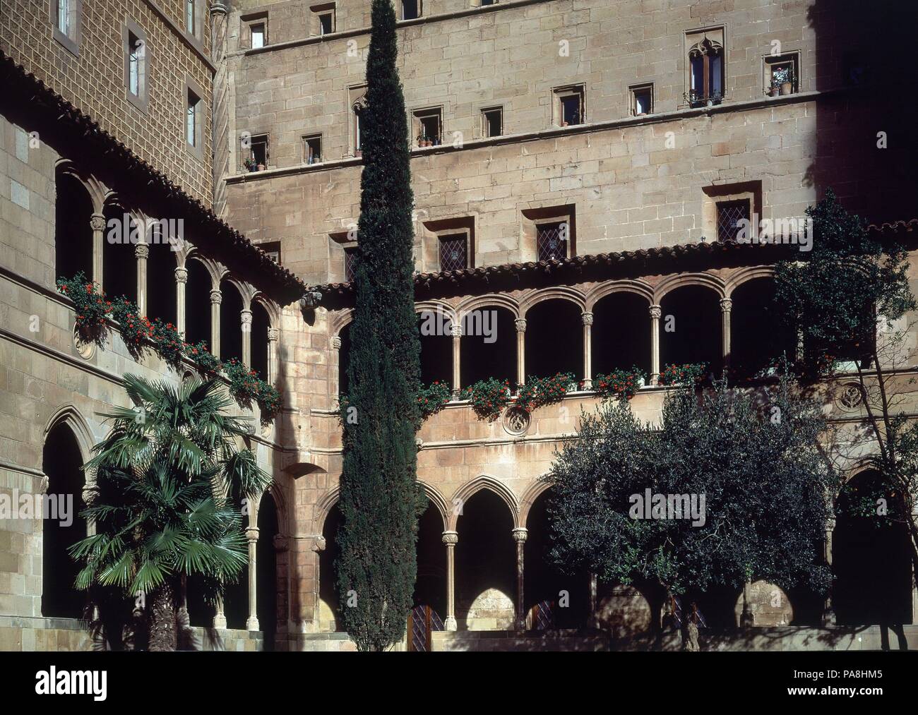 MONASTERIO - CLAUSTRO GOTICO. Location: MONASTERIO DE MONTSERRAT ...