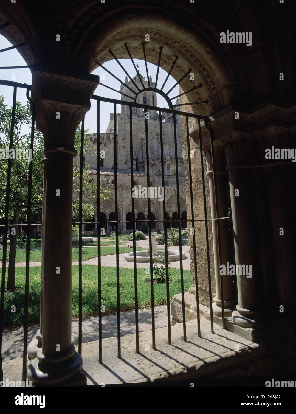 CLAUSTRO ROMANICO GOTICO - SIGLOS XII-XIII - VISTA DESDE UNA VENTANA DE ...