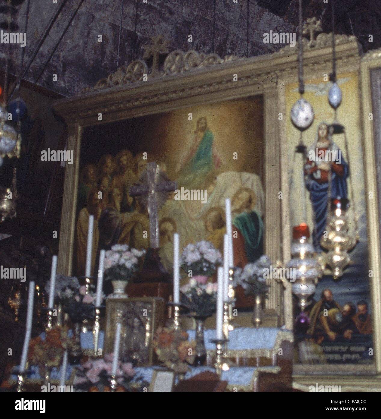 INTERIOR-ALTAR CON PINTURAS E ICONO. Location: IGLESIA DE LA TUMBA DE ...