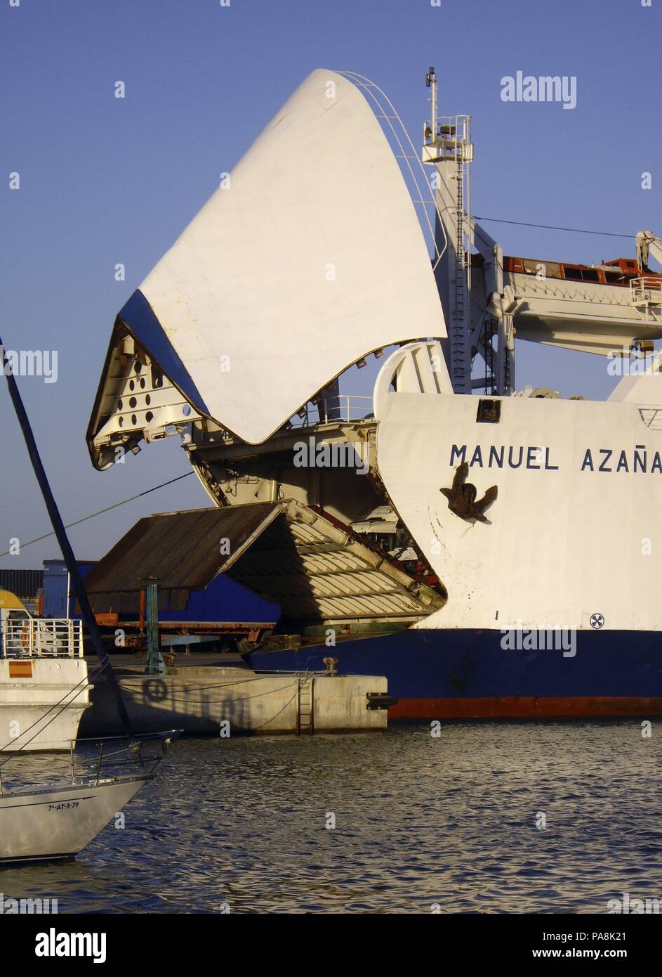 PROA MOVIBLE DEL FERRY MANUEL AZAÑA - BUQUE DE LA EMPRESA BALEARIA ...