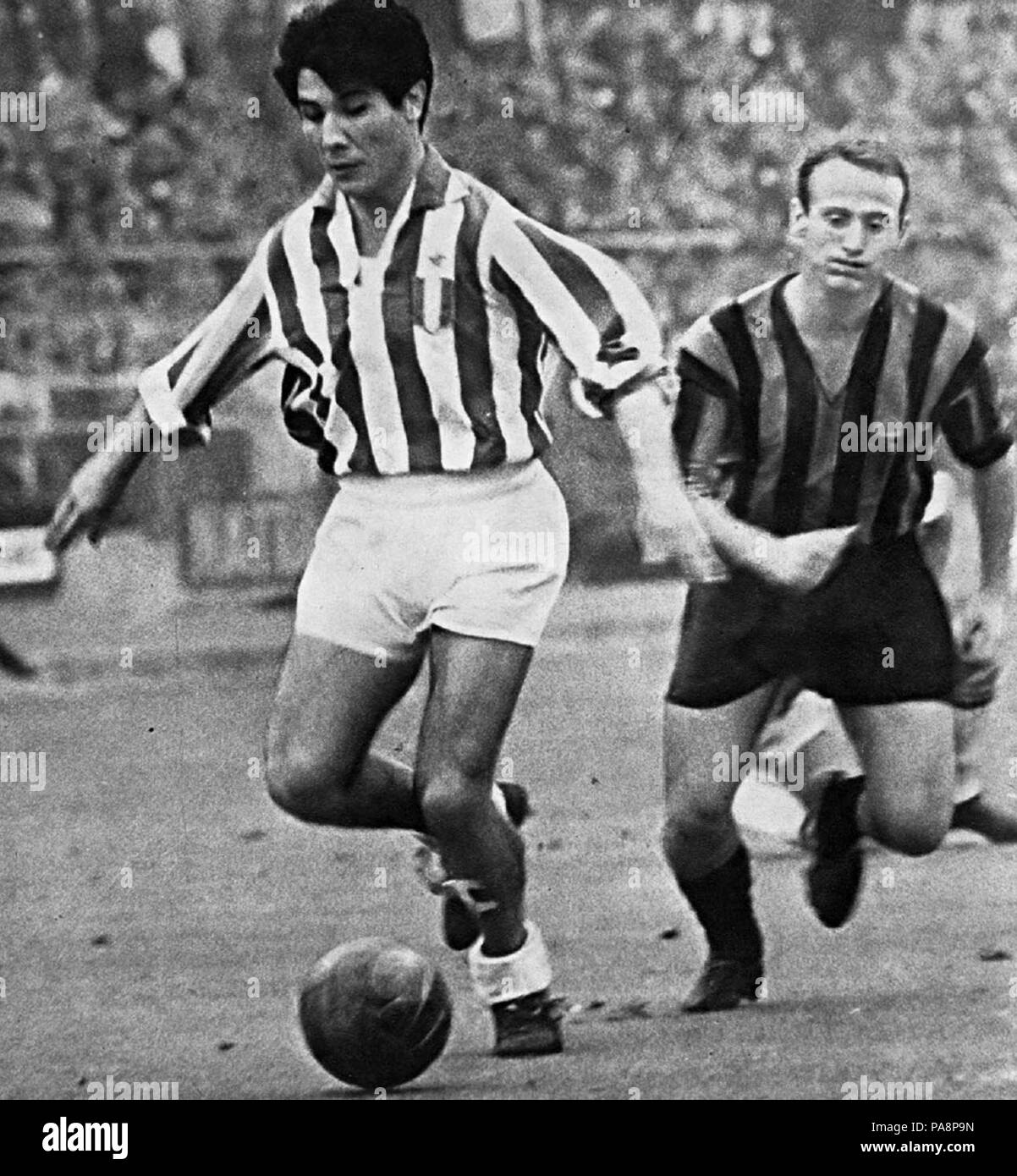 Juventus' Omar Sivori 142 Juventus' Omar Sívori and Inter Milan's Mauro ...