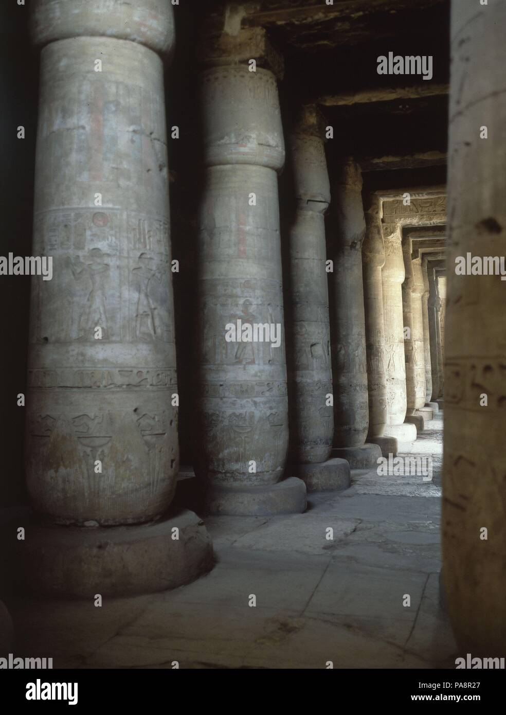 SALA HIPOSTILA. Location: TEMPLO DE SETHI I, ABIDOS, EGYPT Stock Photo ...