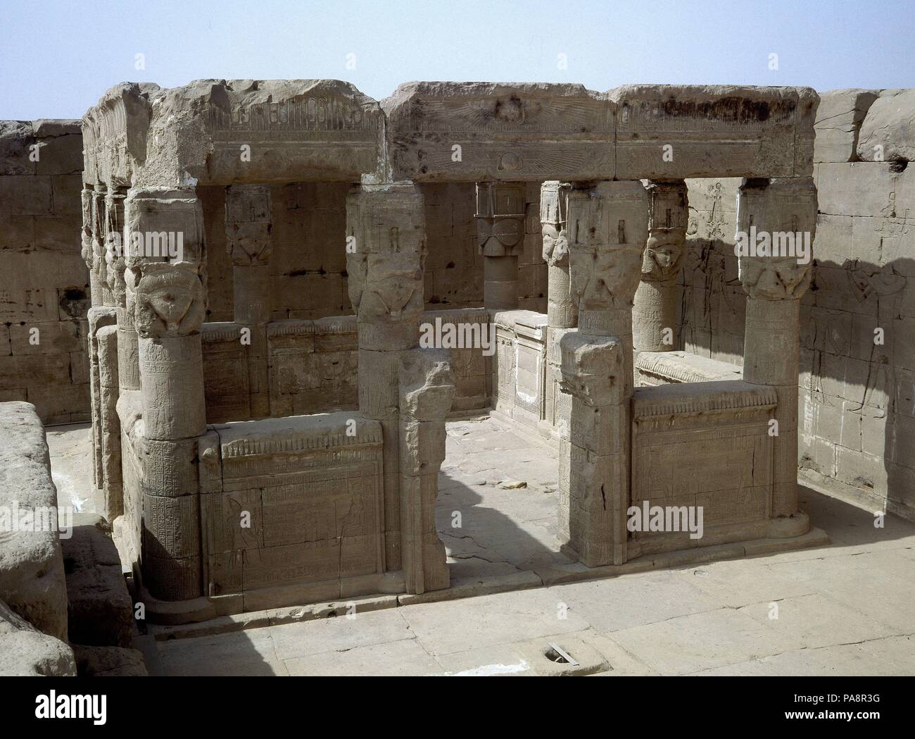 TEMPLO DE HATHOR - KIOSKO. Location: HATHOR TEMPLE, DENDERAH, EGYPT ...