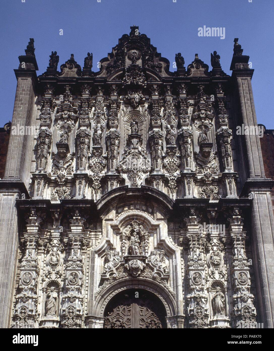 EXTERIOR-FACHADA BARROCA DE LOS APOSTOLES-DETALLE SUPERIOR. Author ...