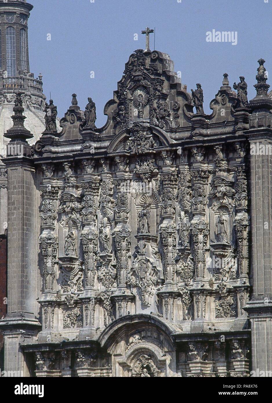 EXTERIOR-FACHADA BARROCA DE LOS APOSTOLES-DET SUPERIOR. Author: Lorenzo ...