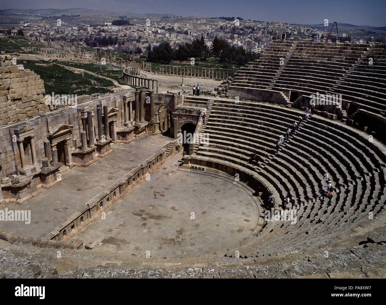 TEATRO ROMANO DEL SIGLO II CON LA CIUDAD AL FONDO. Location: TEATRO ...