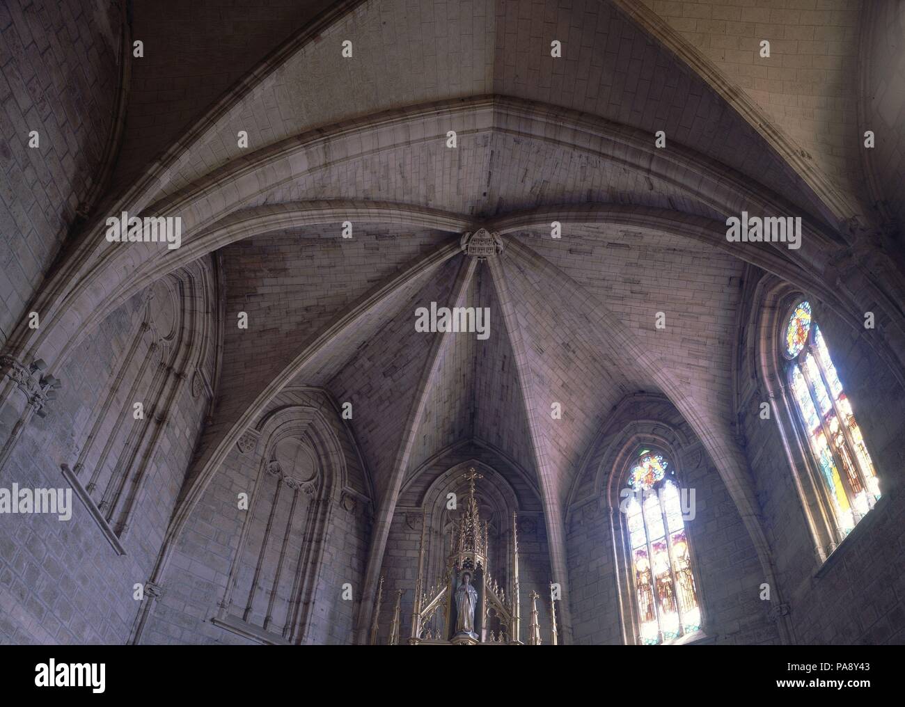 DETALLE DE LA BOVEDA DE CRUCERIA DEL ALTAR MAYOR DE LA IGLESIA DEL ...
