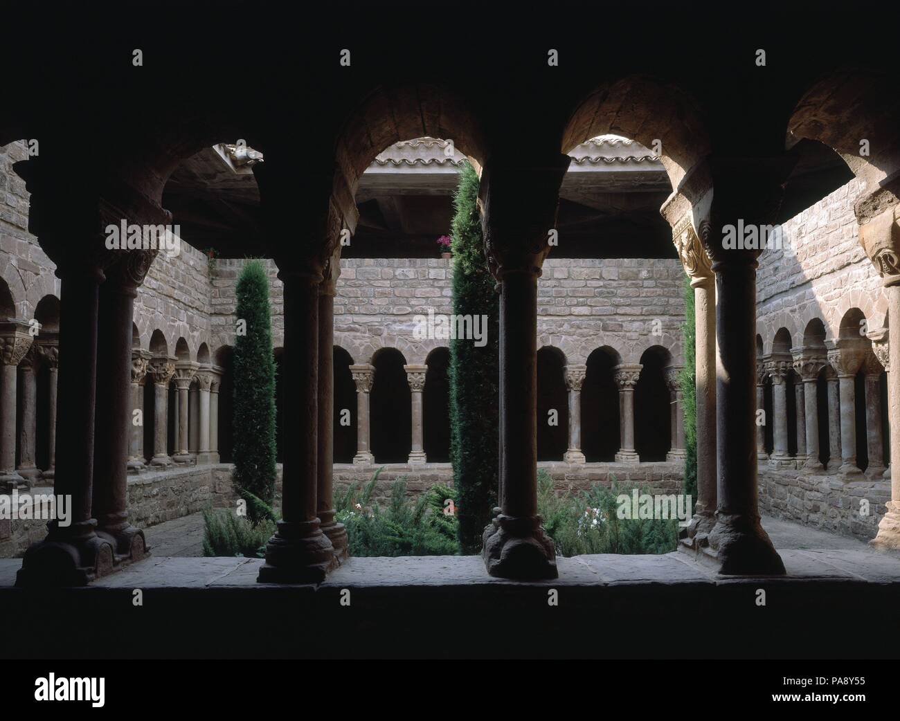 CLAUSTRO ROMANICO DEL MONASTERIO DE SANTA MARIA DE ESTANY - SIGLO XII ...