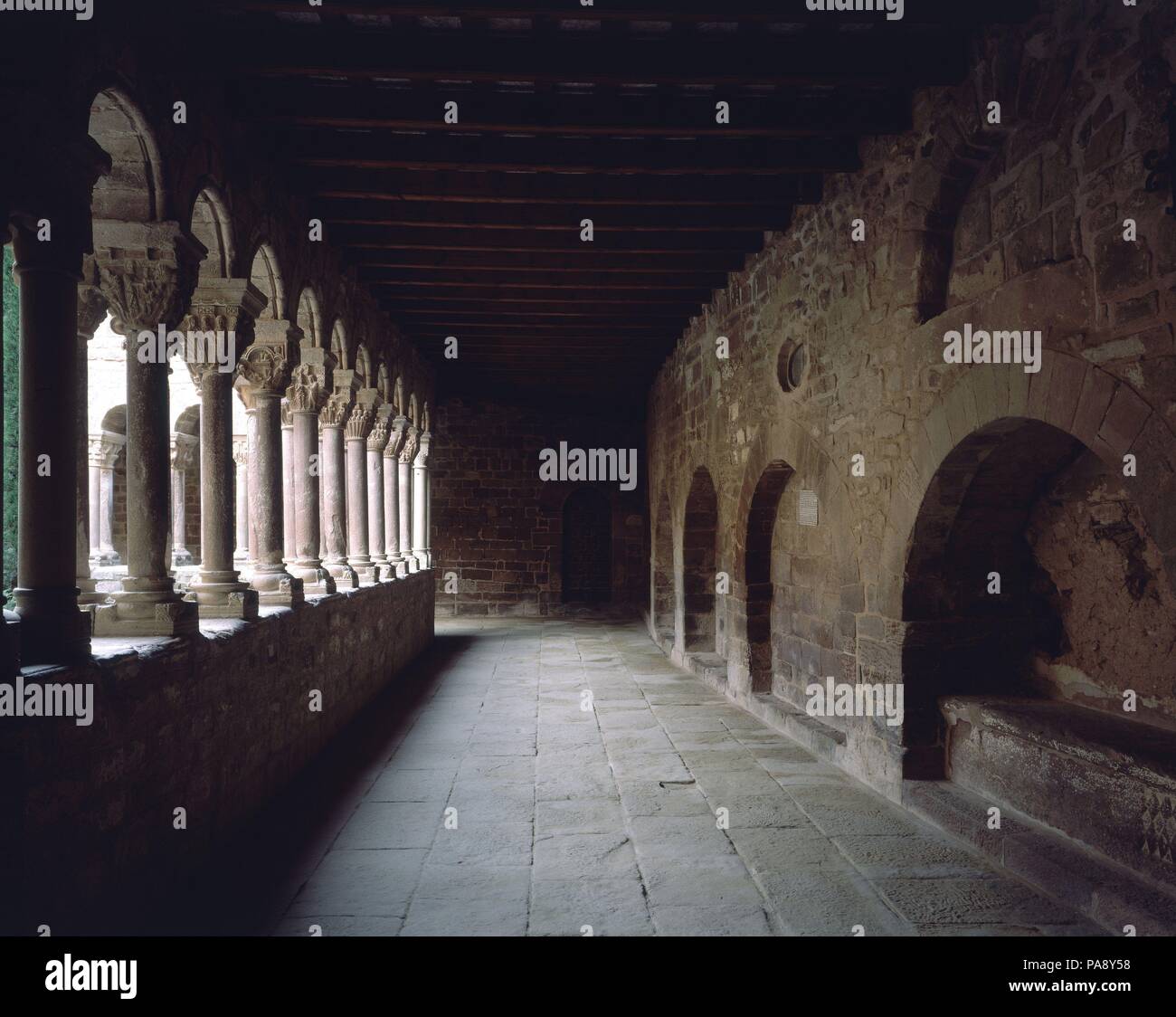 GALERIA DEL CLAUSTRO ROMANICO DEL MONASTERIO DE SANTA MARIA DE ESTANY ...