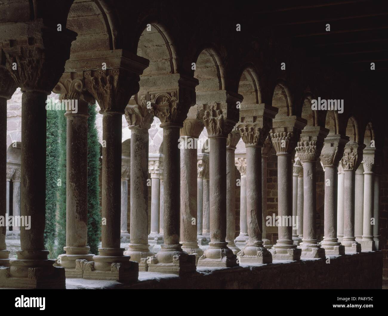 CLAUSTRO ROMANICO DEL MONASTERIO DE SANTA MARIA DE ESTANY - SIGLO XII ...