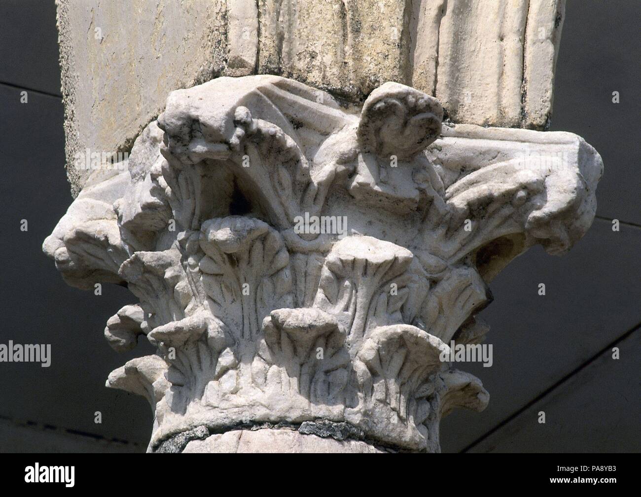 CAPITEL CORINTIO EMERITENSE DE MARMOL - SIGLO I. Location: MUSEO ...
