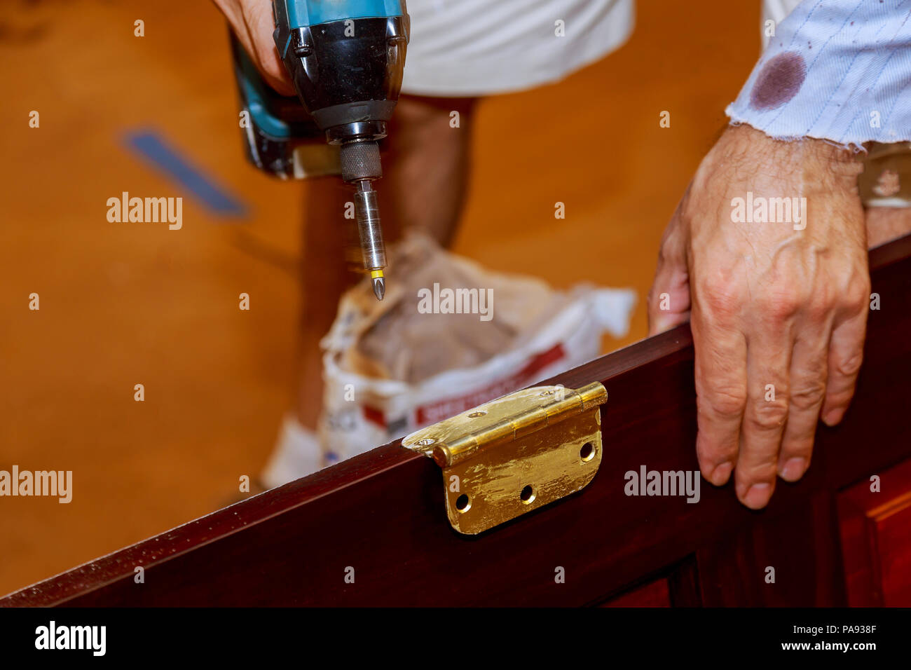 Metal hinges, door loop established on a crewdriver screw, installation ...