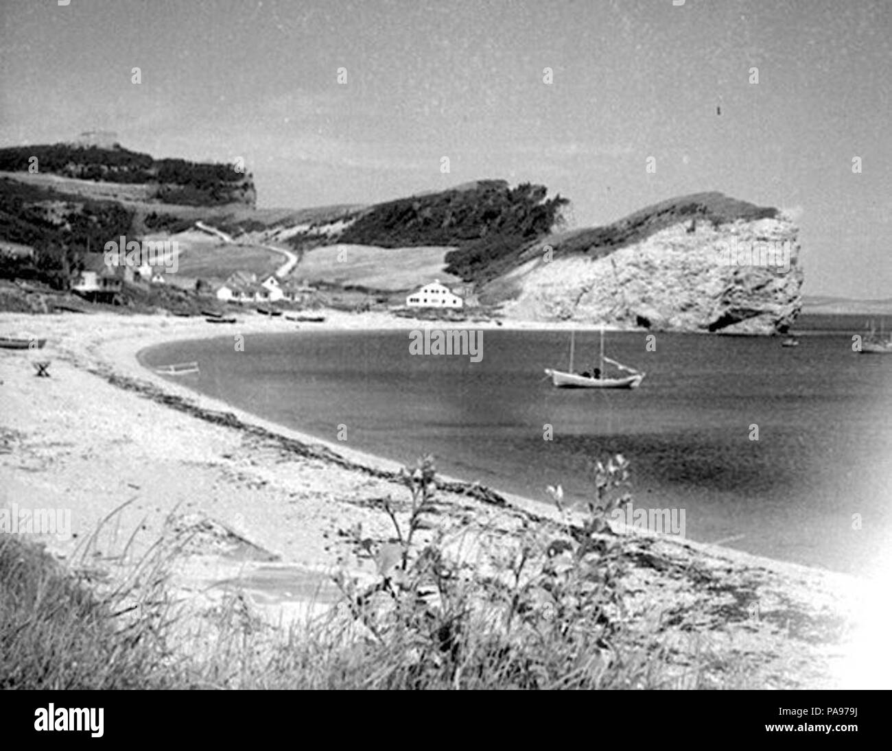 150 L anse du cap Barre et le cap des Trois Soeurs à Perce - 1944 Stock ...
