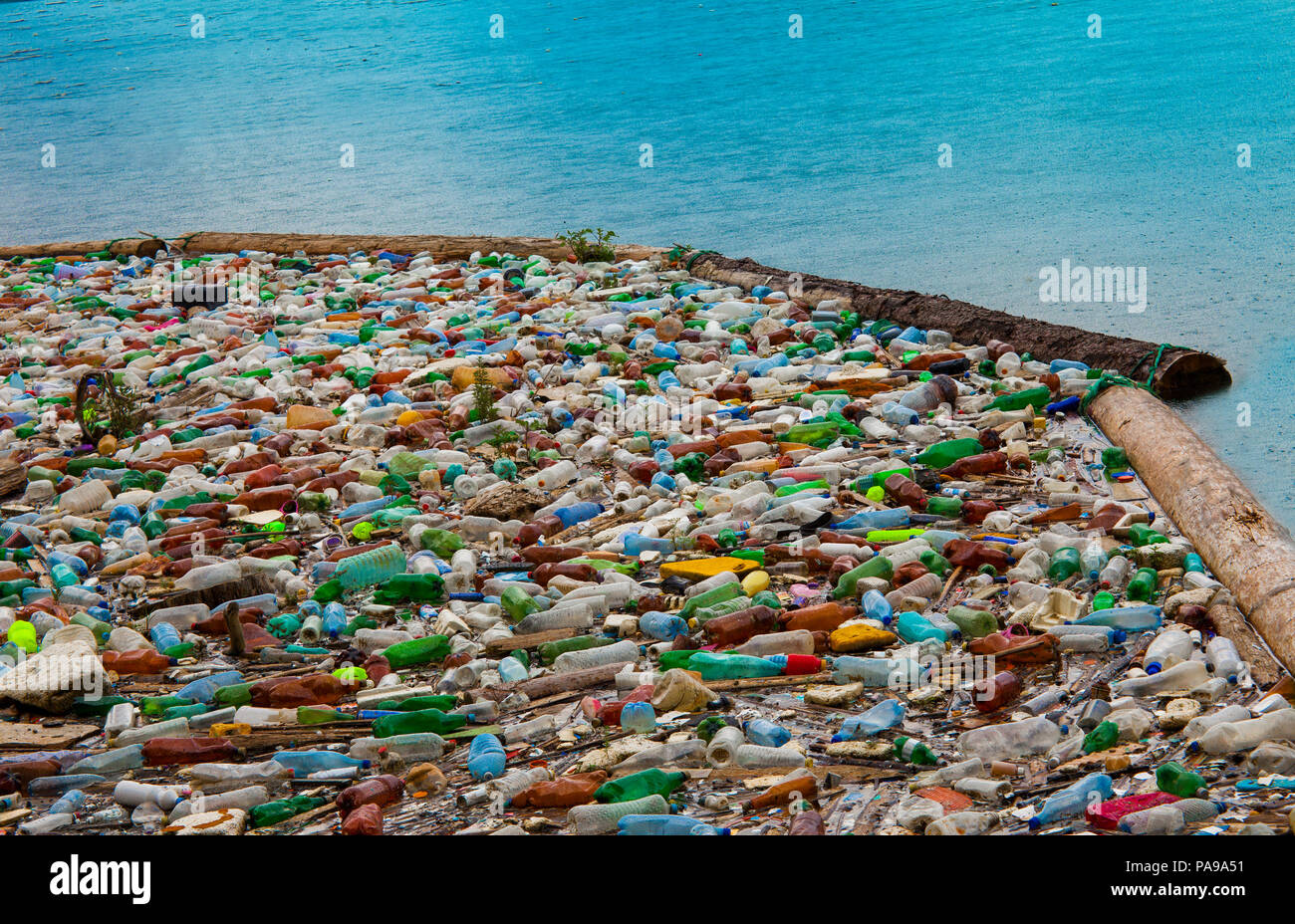 lake pollution with plastic bags in the water Stock Photo - Alamy