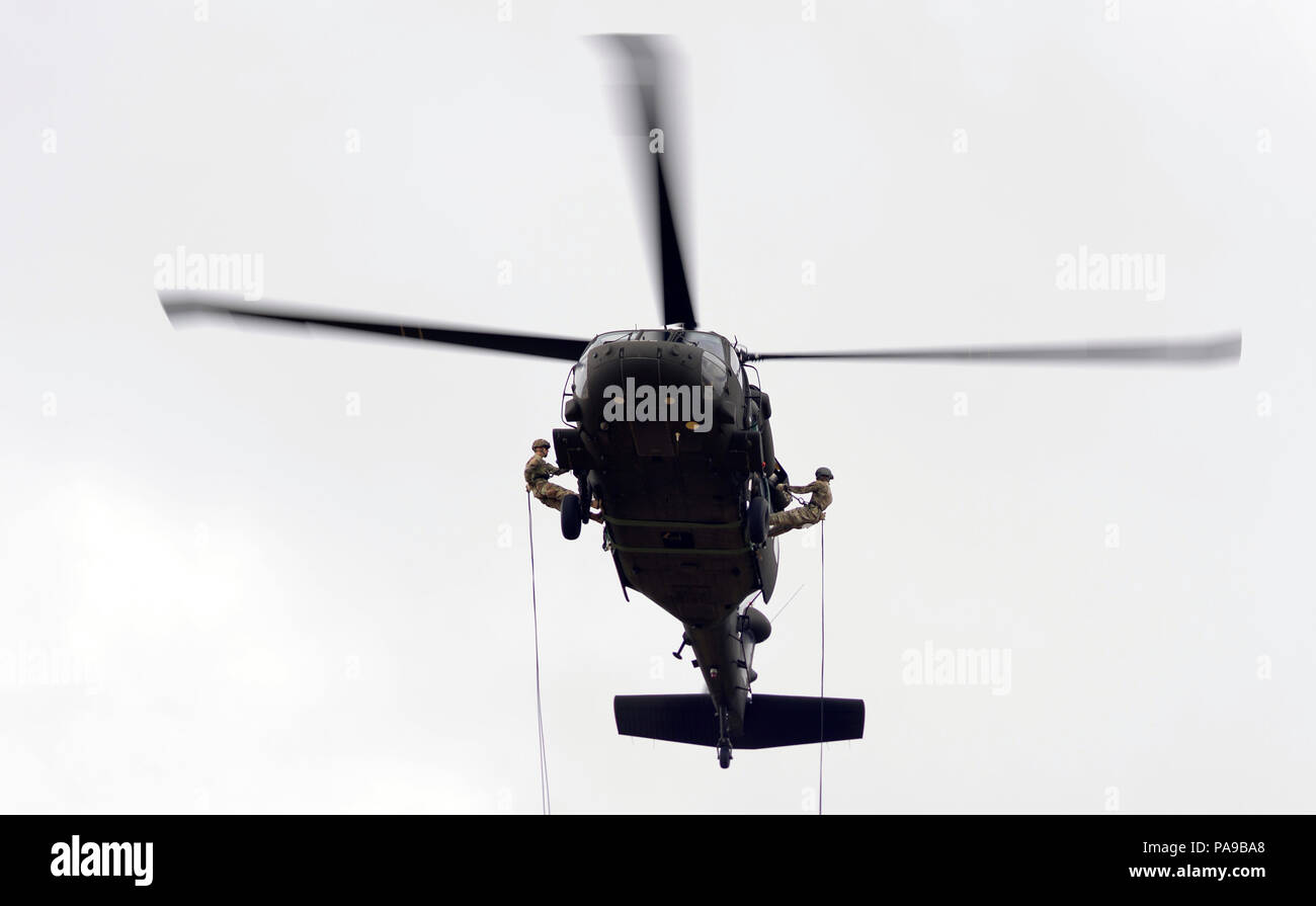 Rappelling and black hawk helicopter hi-res stock photography and ...