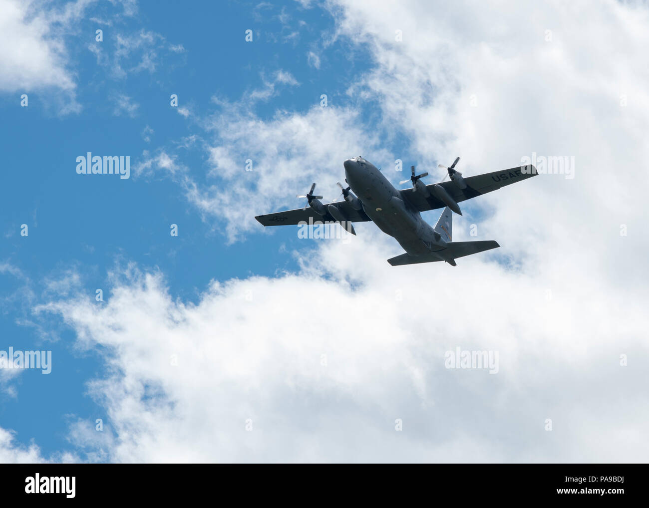 Airmen from the 103rd Airlift Wing, Bradley Air National Guard Base ...