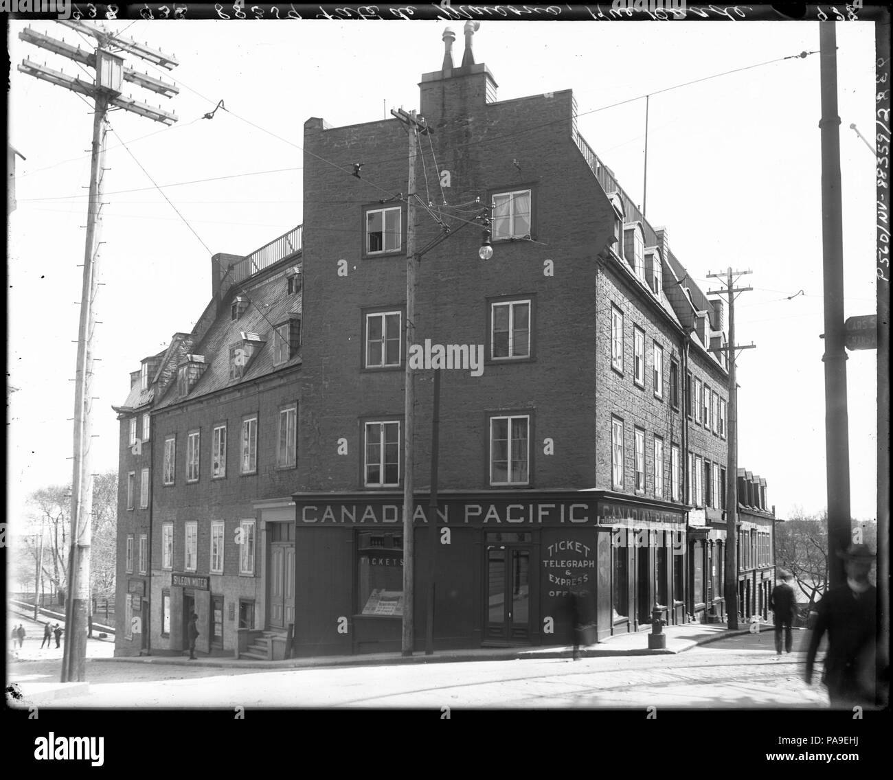 209 Quartier Vieux-Quebec - Angle des rues De Buade et Port-Dauphin ...