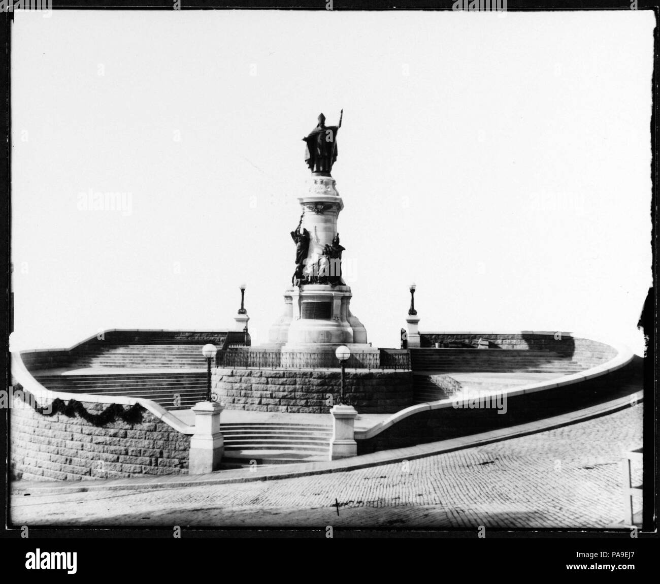 209 Quartier Vieux-Quebec - Cote de la Montagne - Monument Laval BAnQ ...