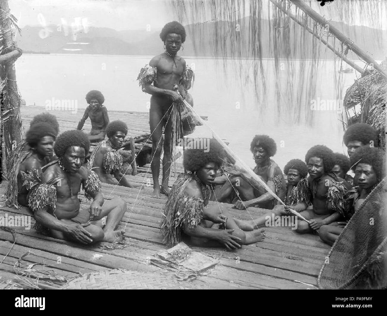 221 Ropemaking from pandanus fibres - Collectie stichting Nationaal ...