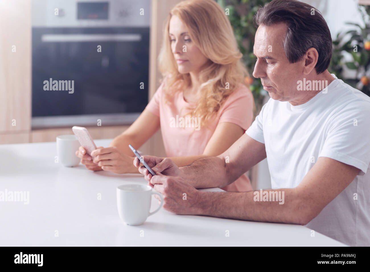 Technology and relationships hi-res stock photography and images - Alamy