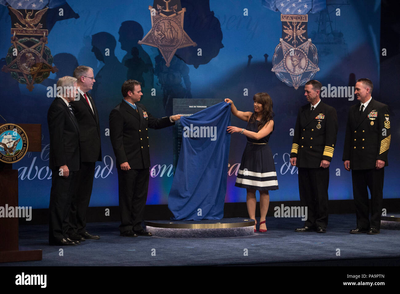 Navy Senior Chief Edward Byers and his wife unveil his name that will ...