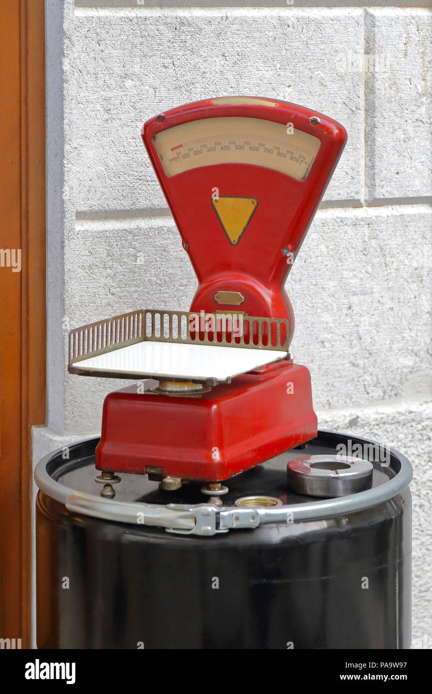 Old grocery store scales hi-res stock photography and images - Alamy