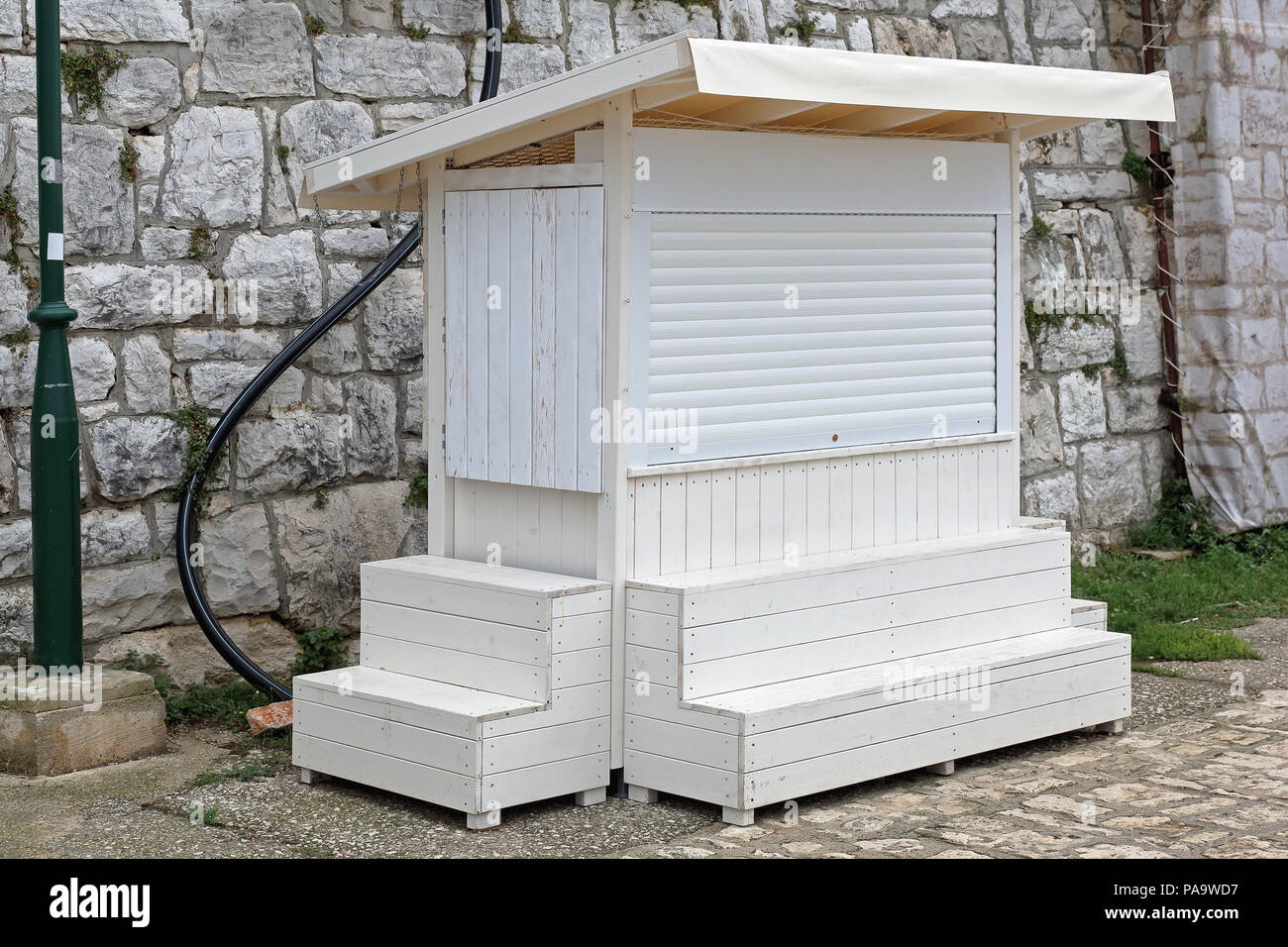Closed white small vending kiosk booth Stock Photo - Alamy