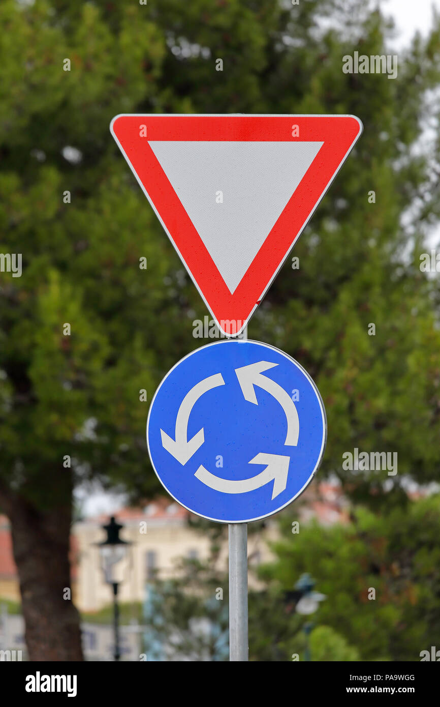 Traffic sign roundabout triangle sign hi-res stock photography and images - Alamy