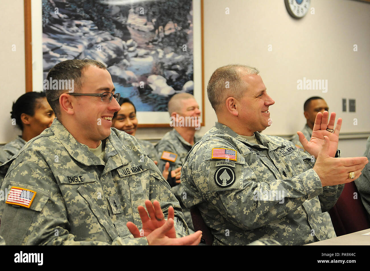 Army Reserve soldiers from the 85th Support Command applaud Chicago ...