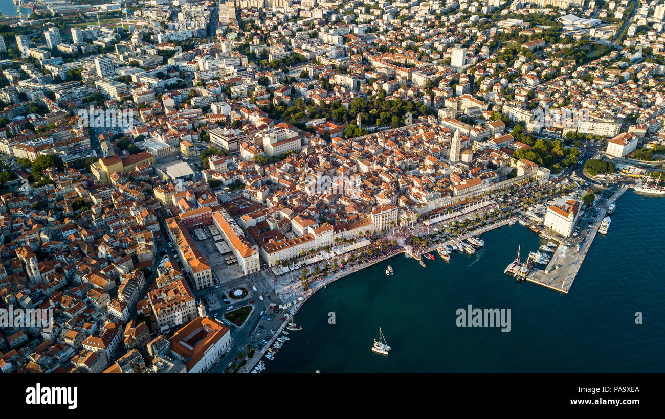 Center split hi-res stock photography and images - Alamy