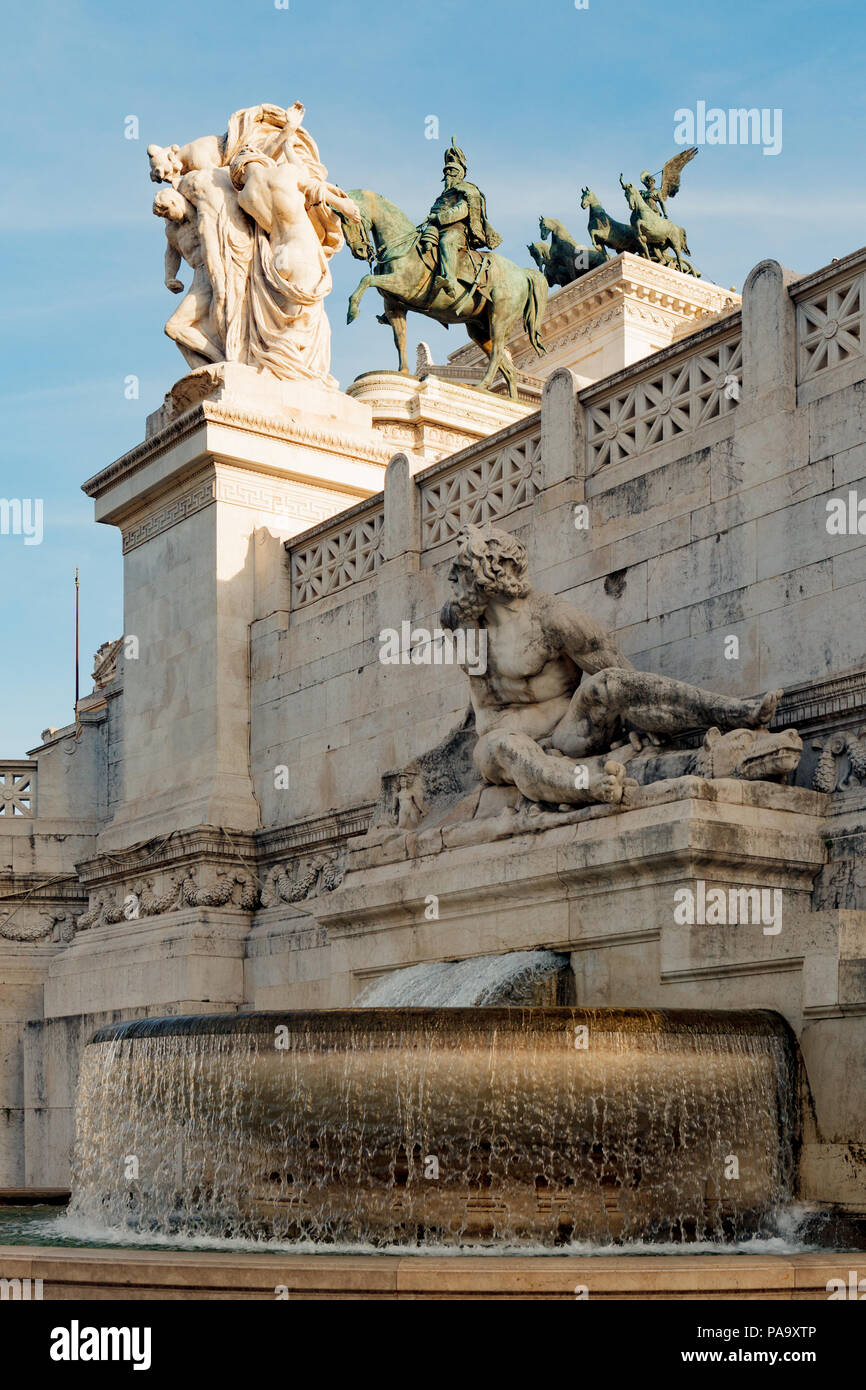 Statues in rome hi-res stock photography and images - Alamy