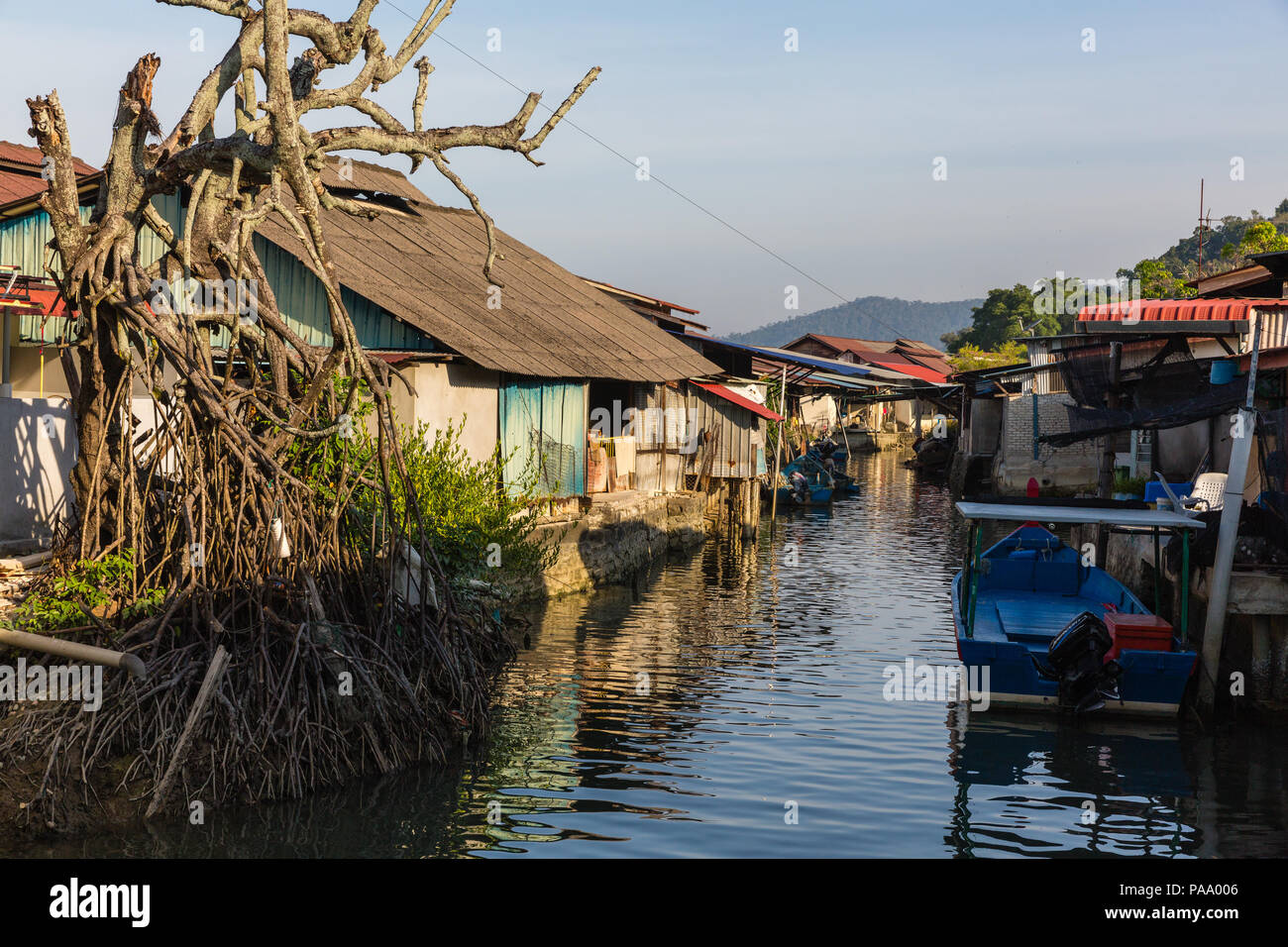 Hut on a backwater of the Sungai Rusa stream Stock Photo - Alamy