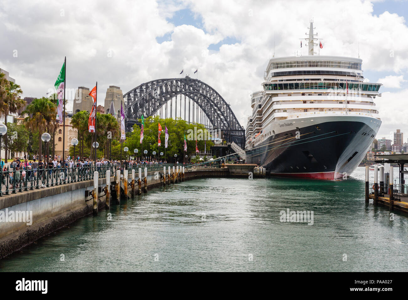 Sydney bridge ship hi-res stock photography and images - Alamy