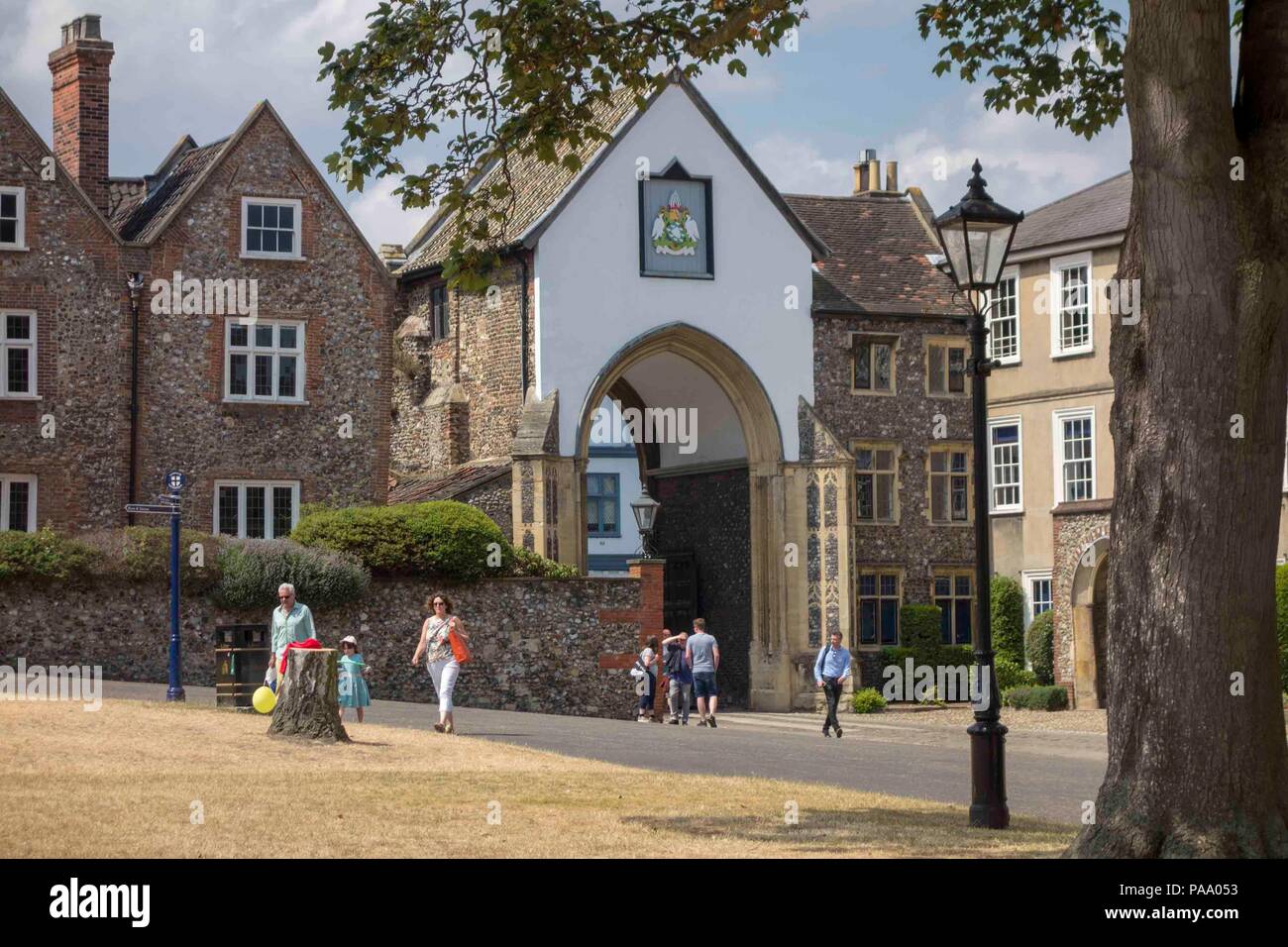 Gate Norwich cathedral close Stock Photo - Alamy