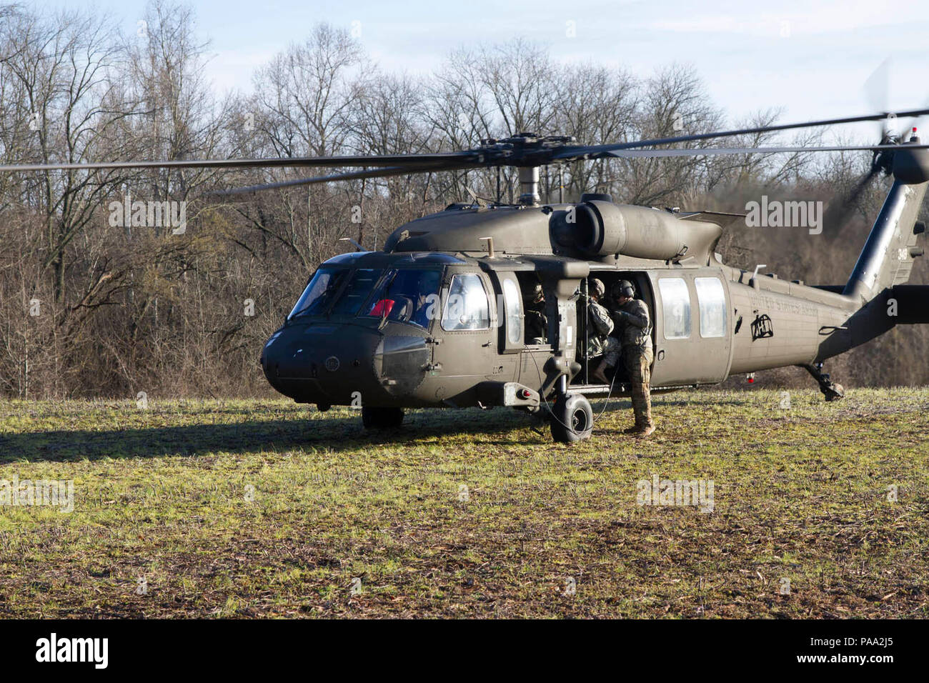 Soldiers from 58th Signal Company, 101st Special Troops Battalion ...