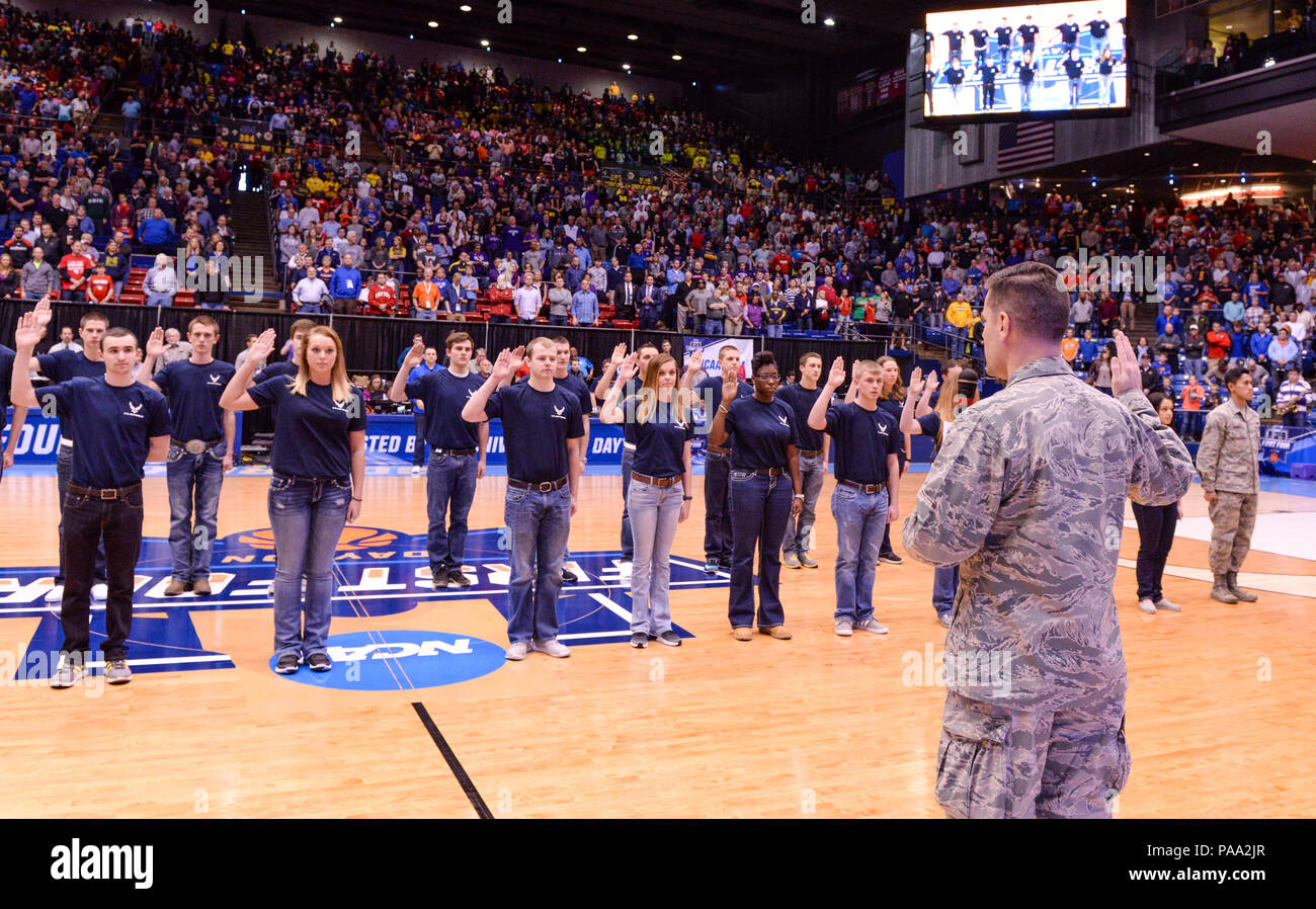 American fans during the national anthem hi-res stock photography and ...