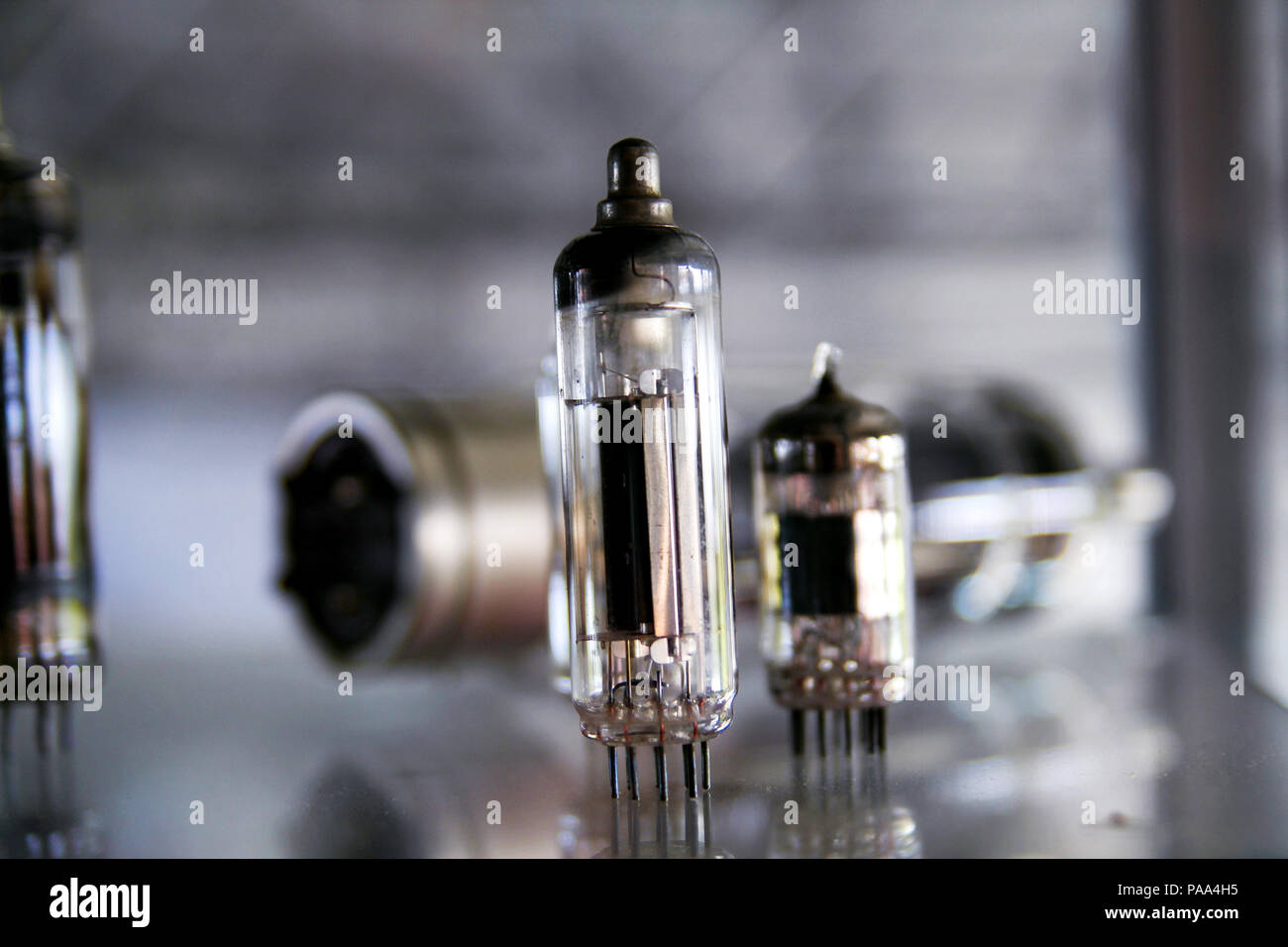 Vacuum tube diodes hi-res stock photography and images - Alamy