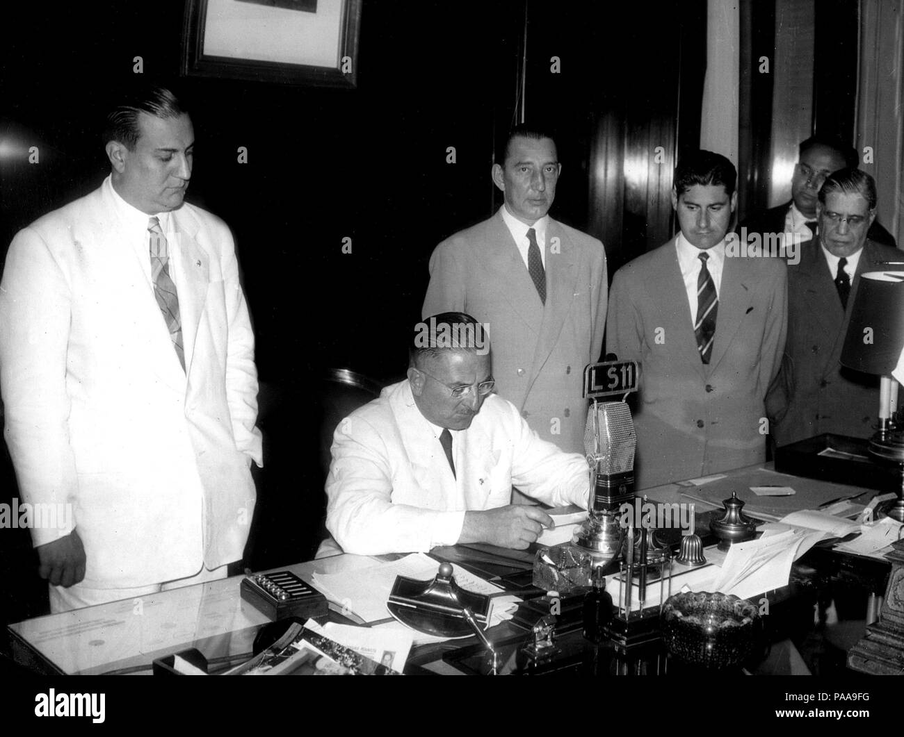 Radio broadcasting 1900s hi-res stock photography and images - Alamy