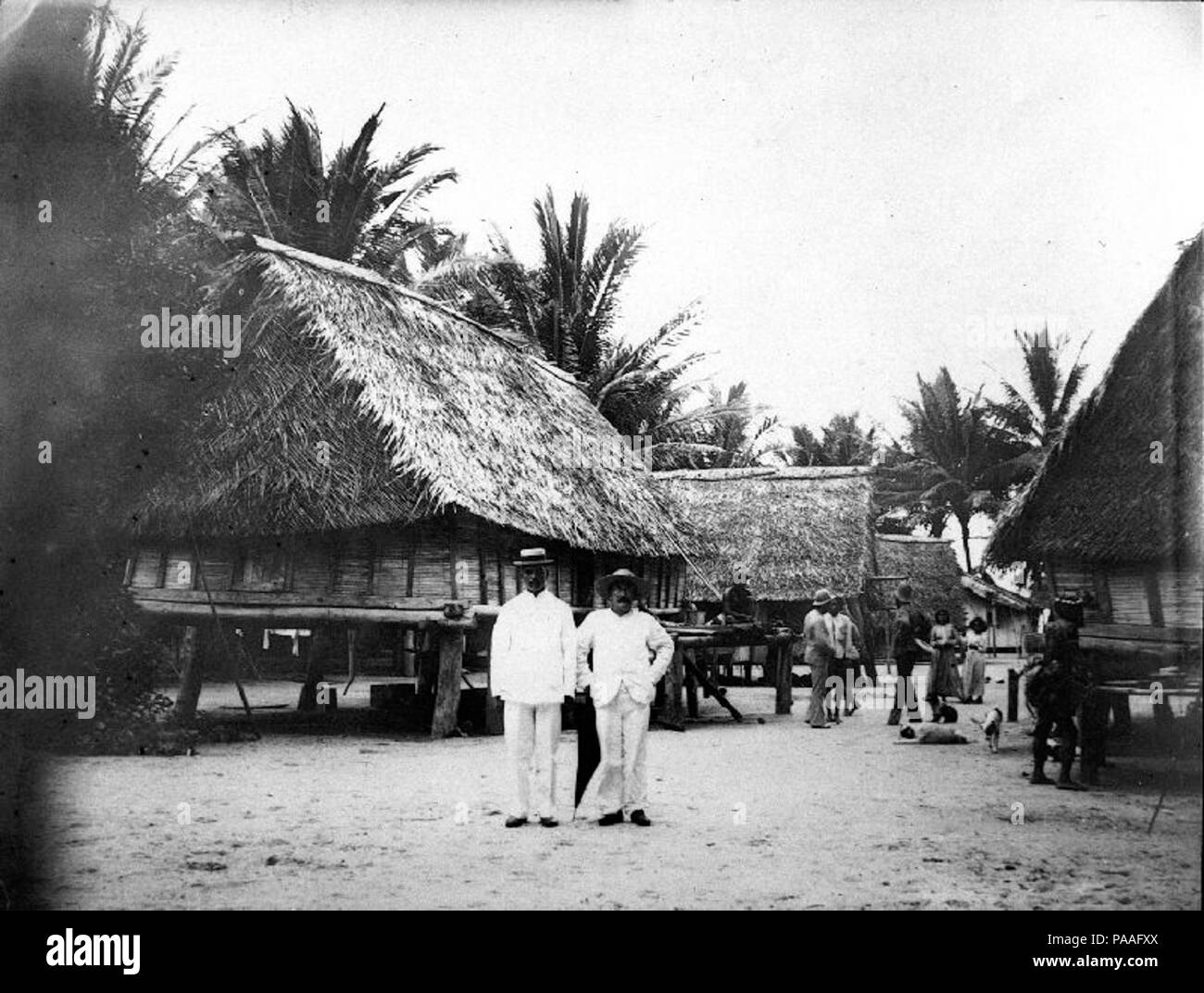 197 Peter Olsen en Harry O'Keefe in een dorp op de Mapia-eilanden ...