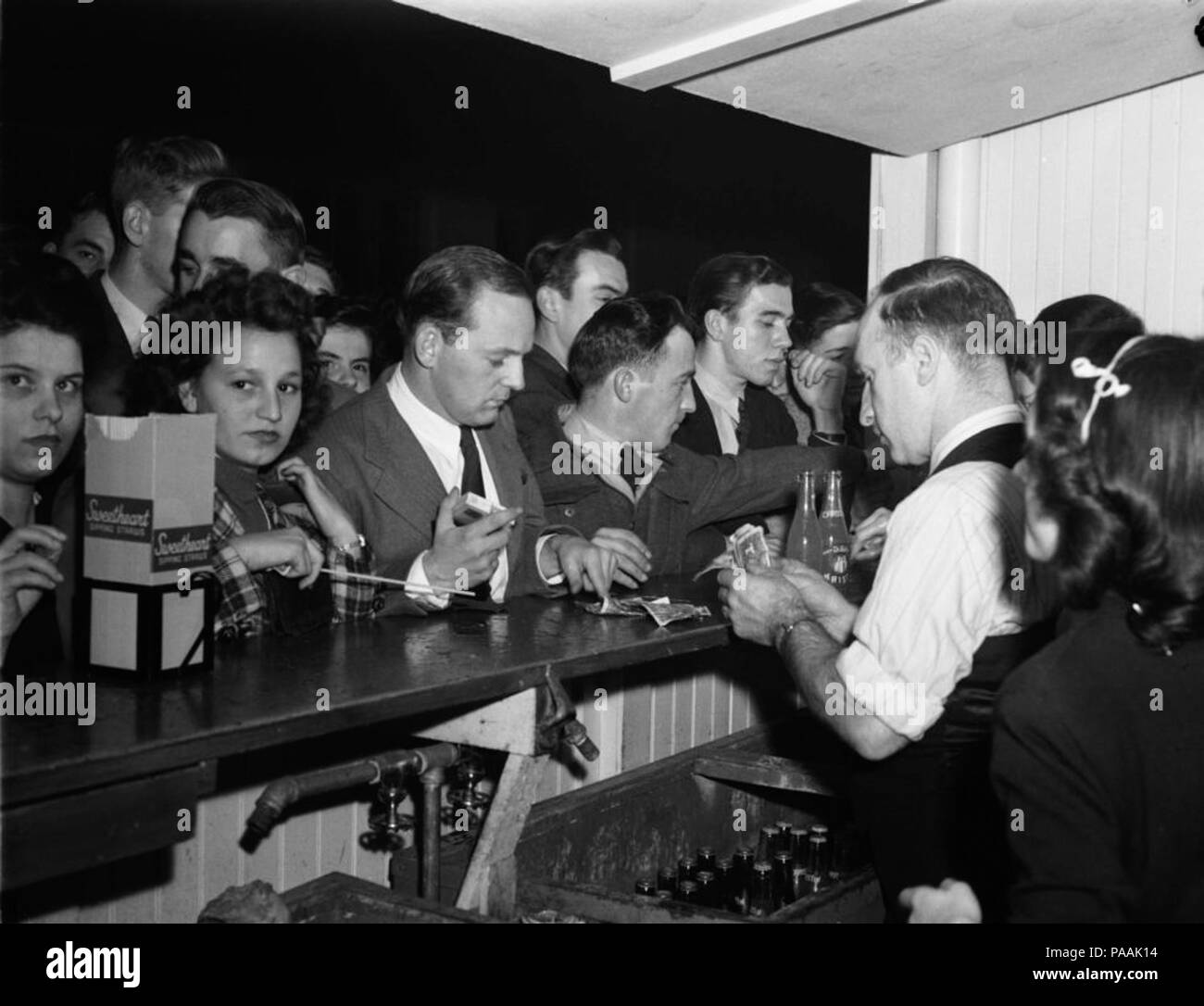 Early 1900s radio hi-res stock photography and images - Alamy