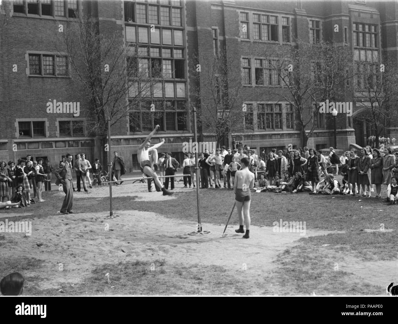 230 School. Westmount Jr. High BAnQ P48S1P14215 Stock Photo - Alamy