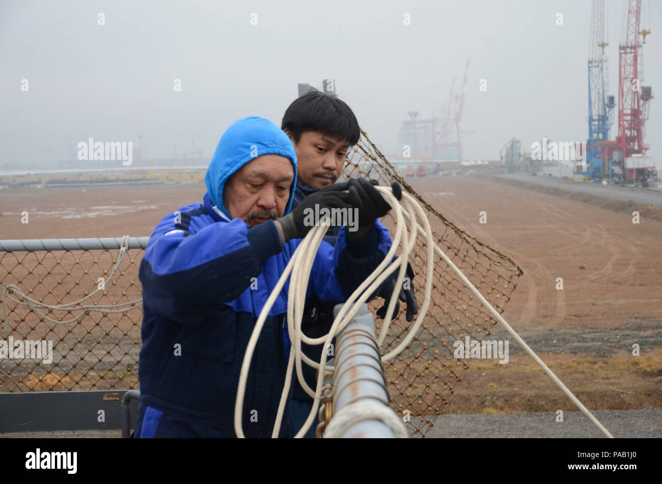Multiple mooring lines hi-res stock photography and images - Alamy