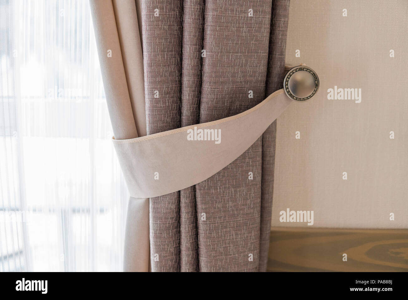Drawn closed curtain hi-res stock photography and images - Alamy