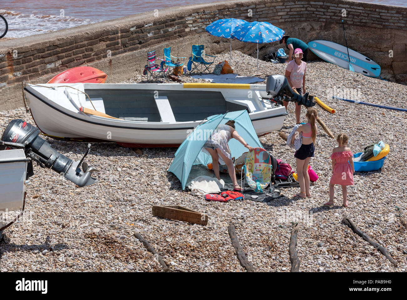 Crowded english beaches hi-res stock photography and images - Alamy