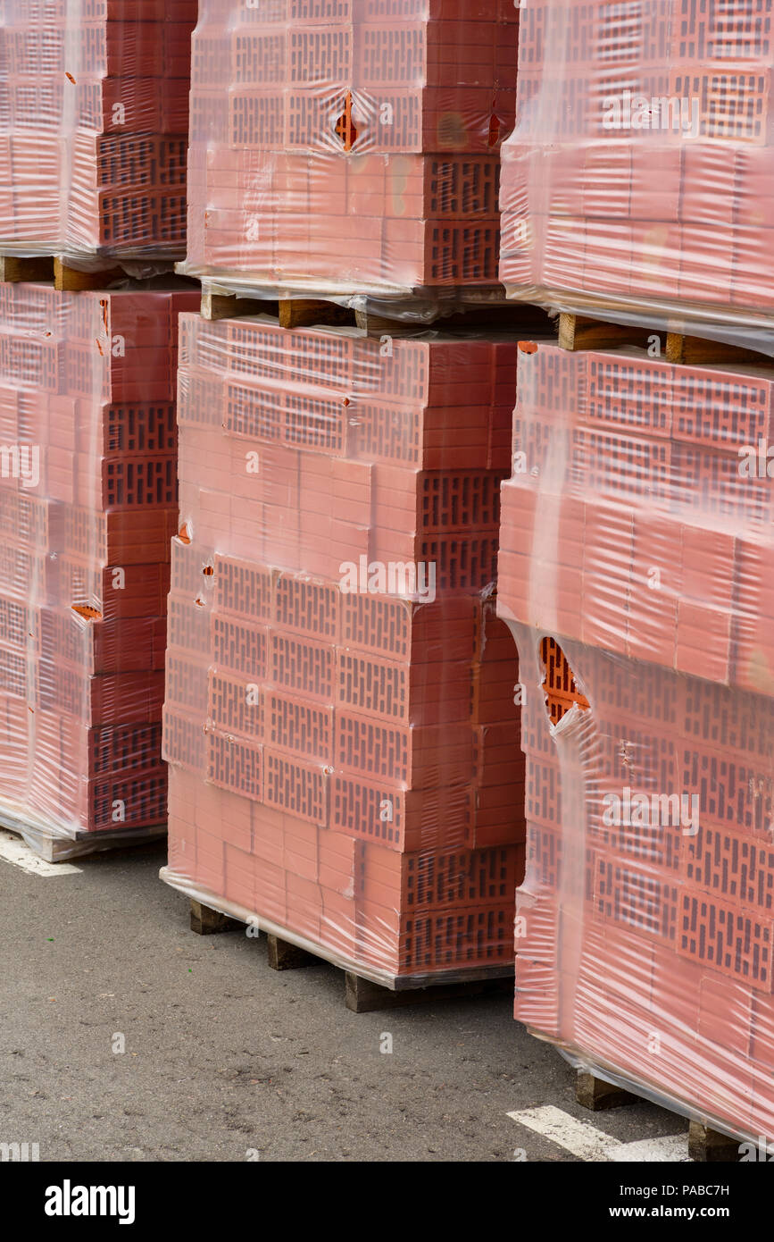 red brick packed on the wooden pallets Stock Photo - Alamy
